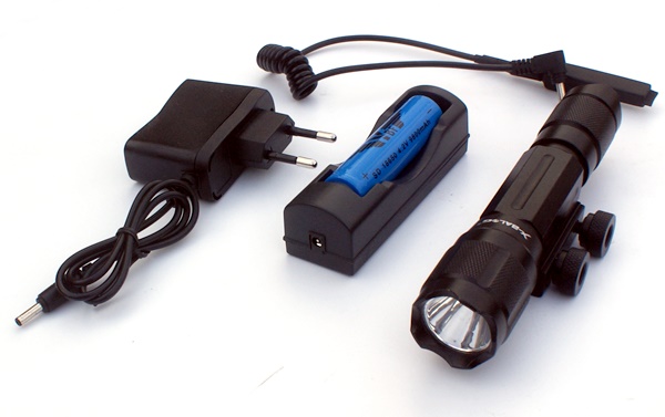 Akkumulátoros fegyverlámpa, sínre szerelhető, 15 cm-es, 787898 ...